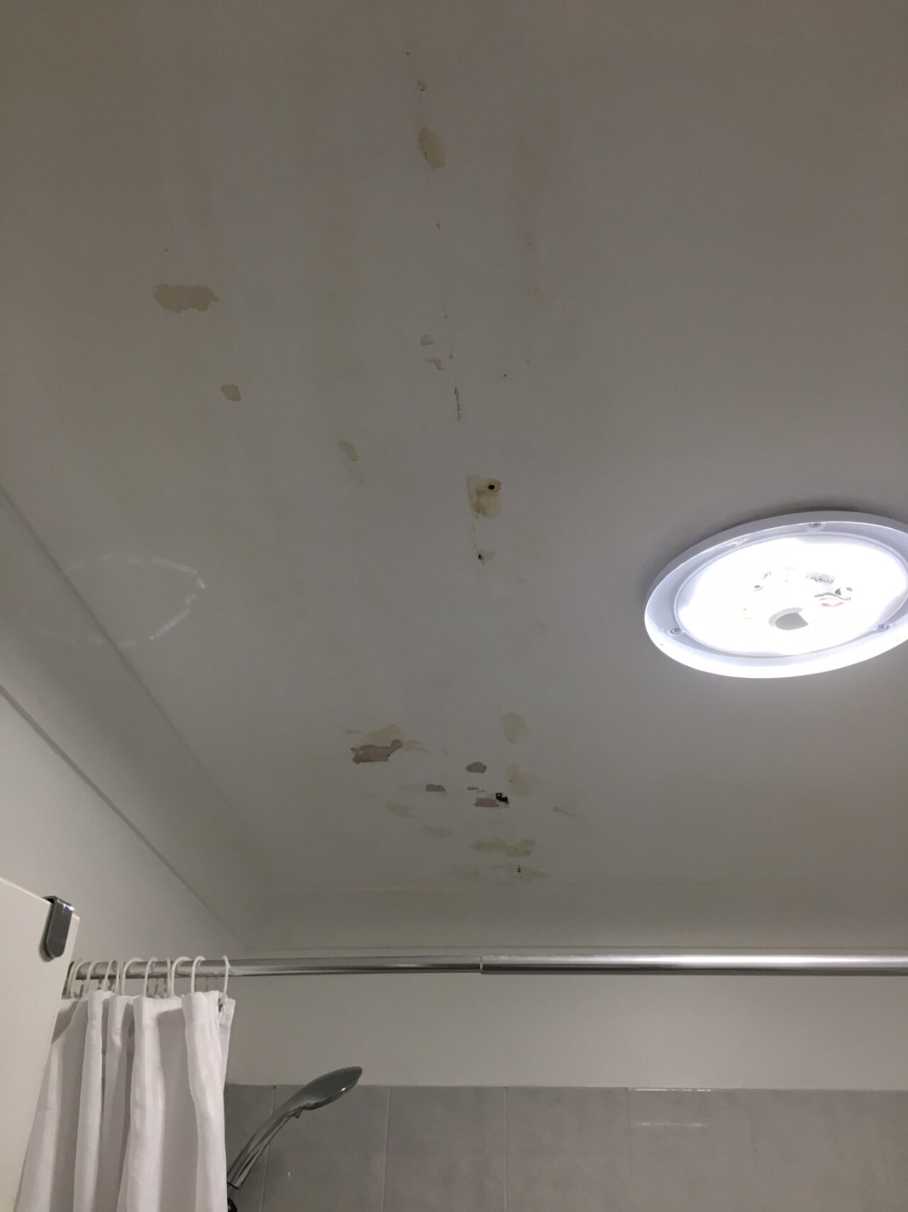 How To Paint Over Water Stains - A Full Guide - Decorator's forum UK